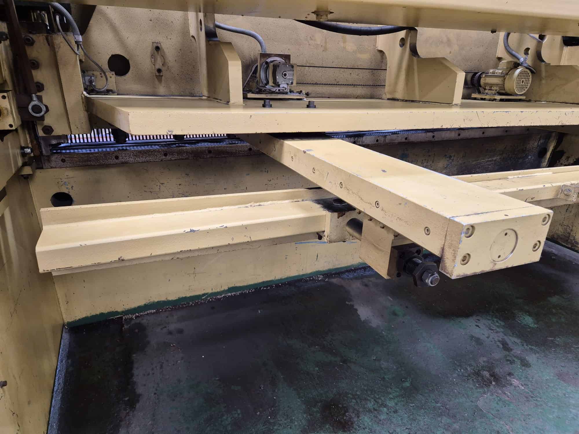 Edwards Pearson Hydraulic Industrial Sheet Metal Shear For Sale
