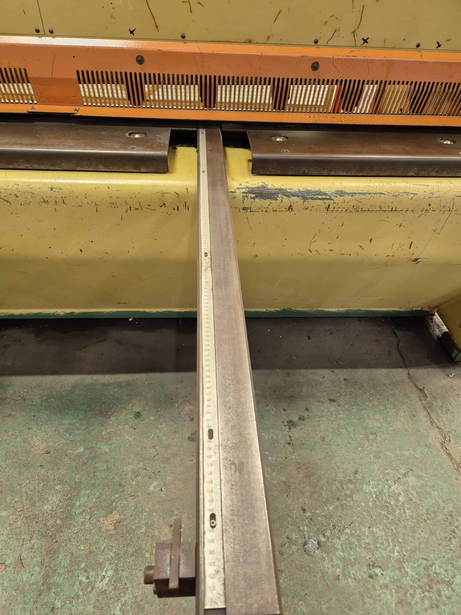 Edwards Pearson Hydraulic Industrial Sheet Metal Shear For Sale